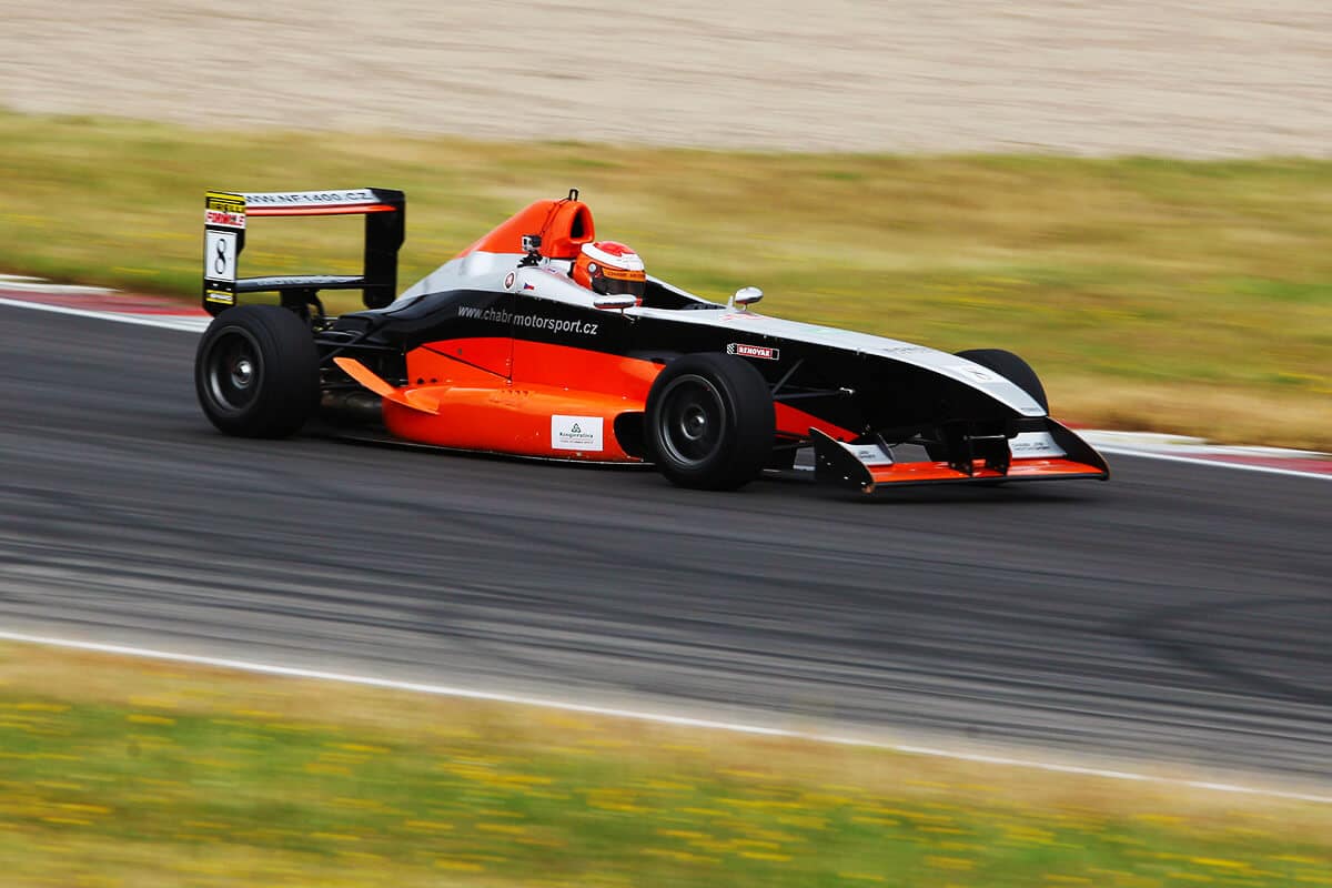 Jízda ve formuli na letišti